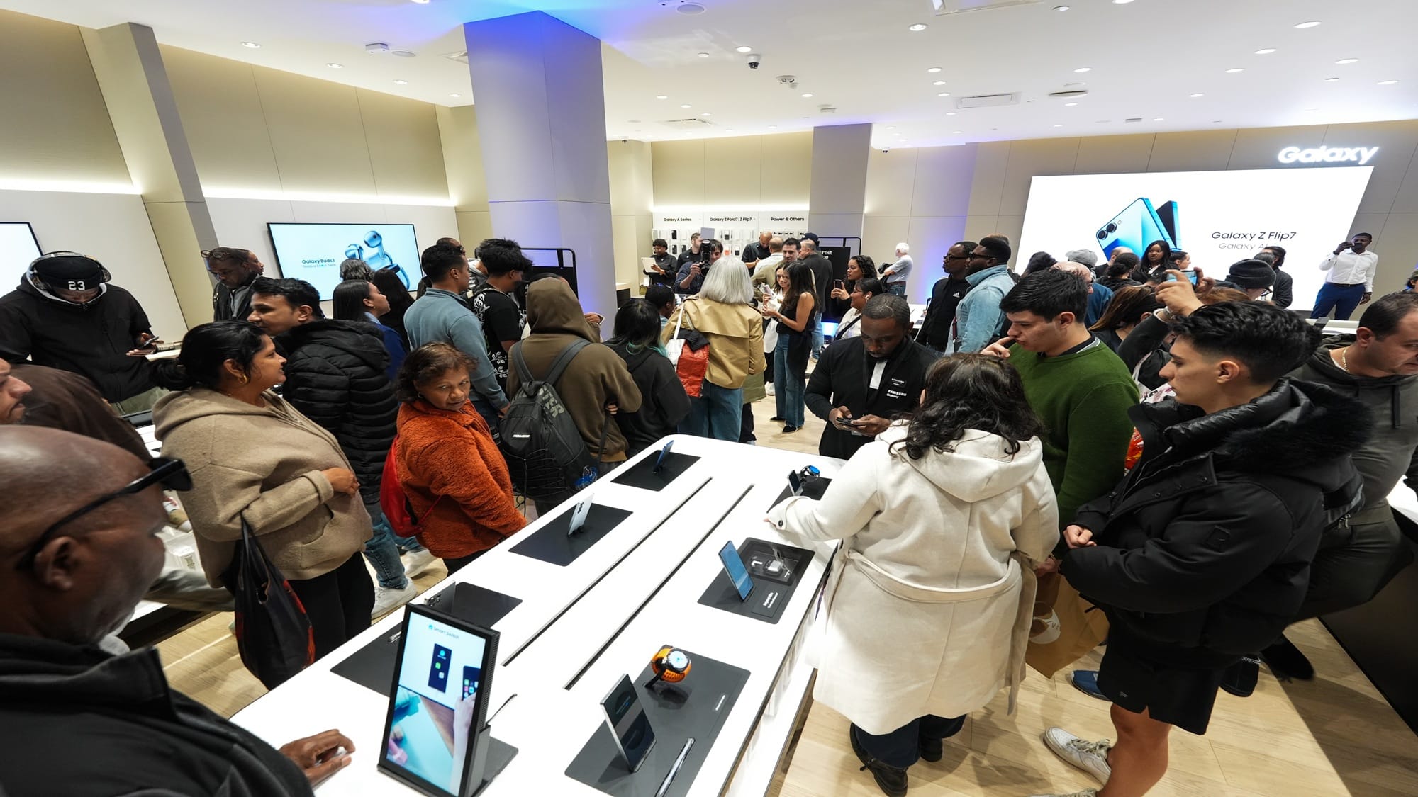 Samsung Opens Two New Experience Stores in the US - SammyGuru