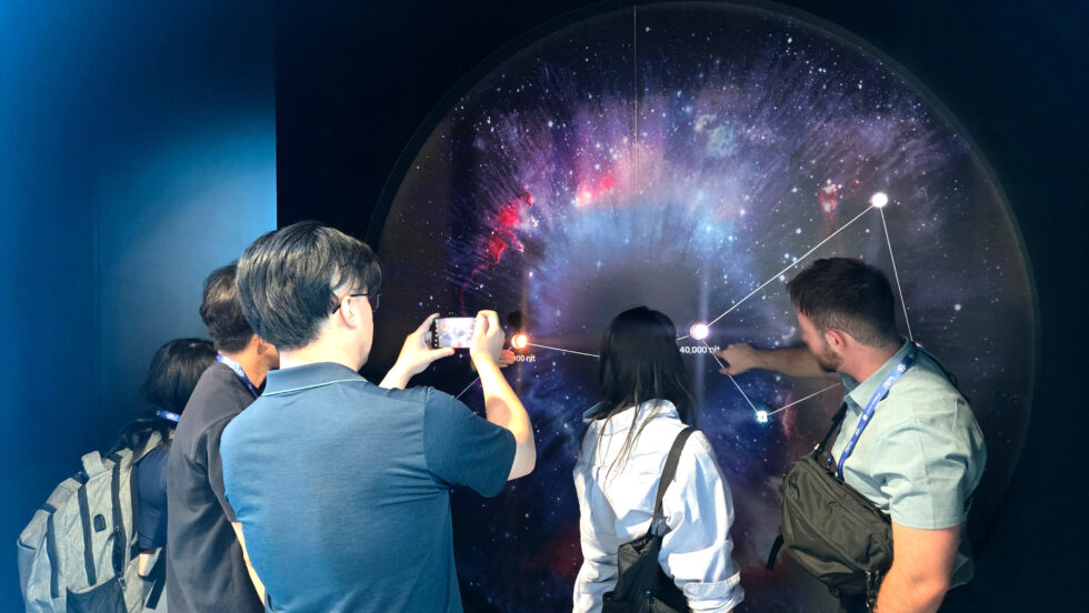 Samsung's 40,000-nit XR Display Shines at AWE USA - SammyGuru